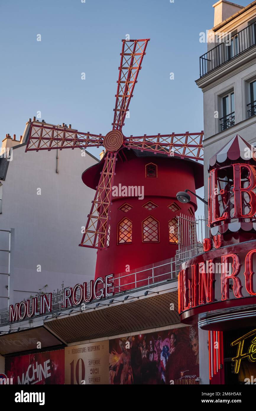 Parisian cabaret moulin rouge hi-res stock photography and images - Alamy