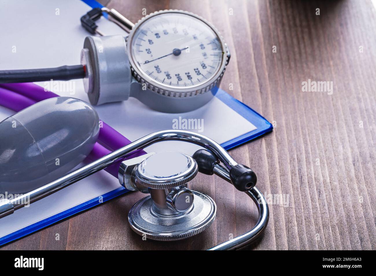 Retro sphygmomanometer blood pressure hi-res stock photography and ...