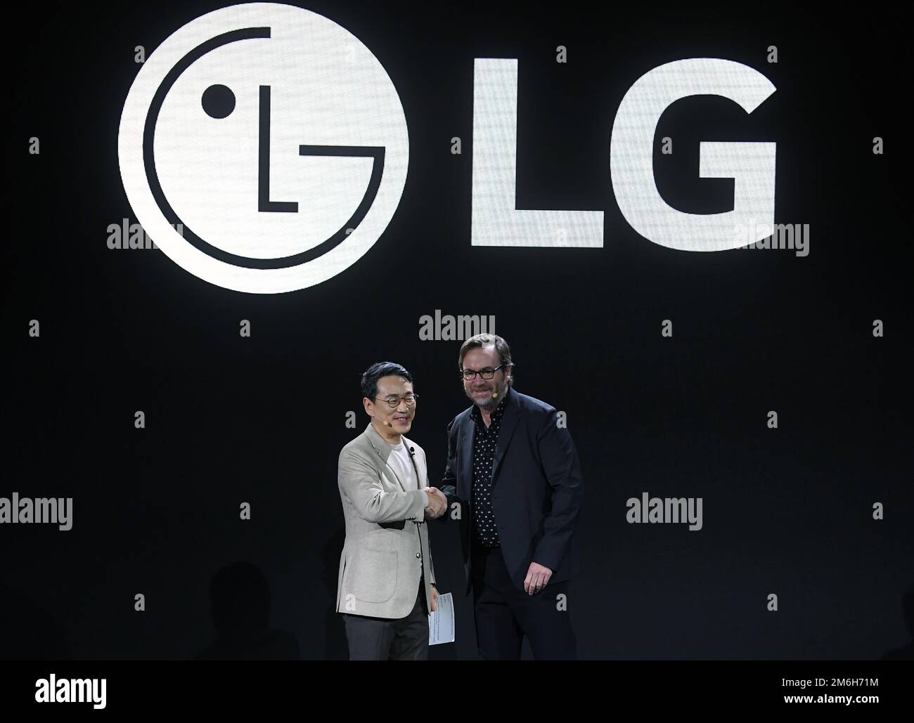 LG Electronics CEO William (Joo Wan) Cho (L) and ViacomCBS Streaming ...