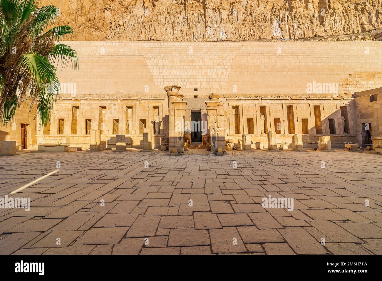 Hall in Hatshepsut temple Stock Photo - Alamy