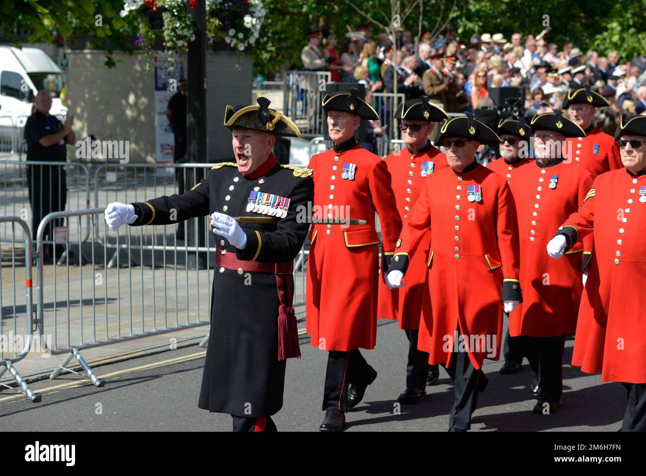 Chealsea Pensioners march on parade Stock Photo - Alamy