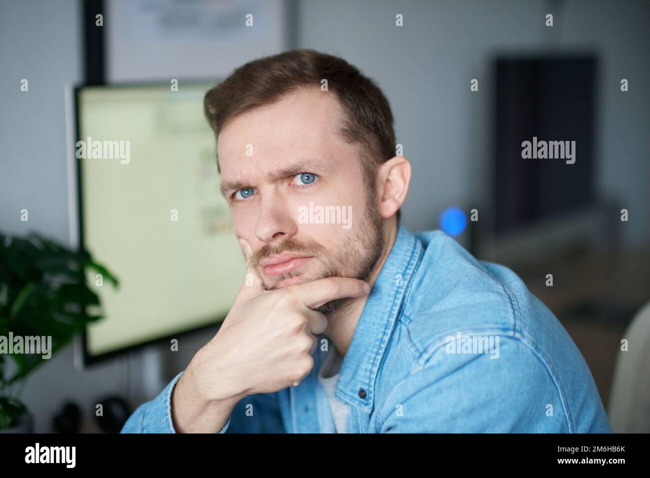 Smiling software hi-res stock photography and images - Alamy