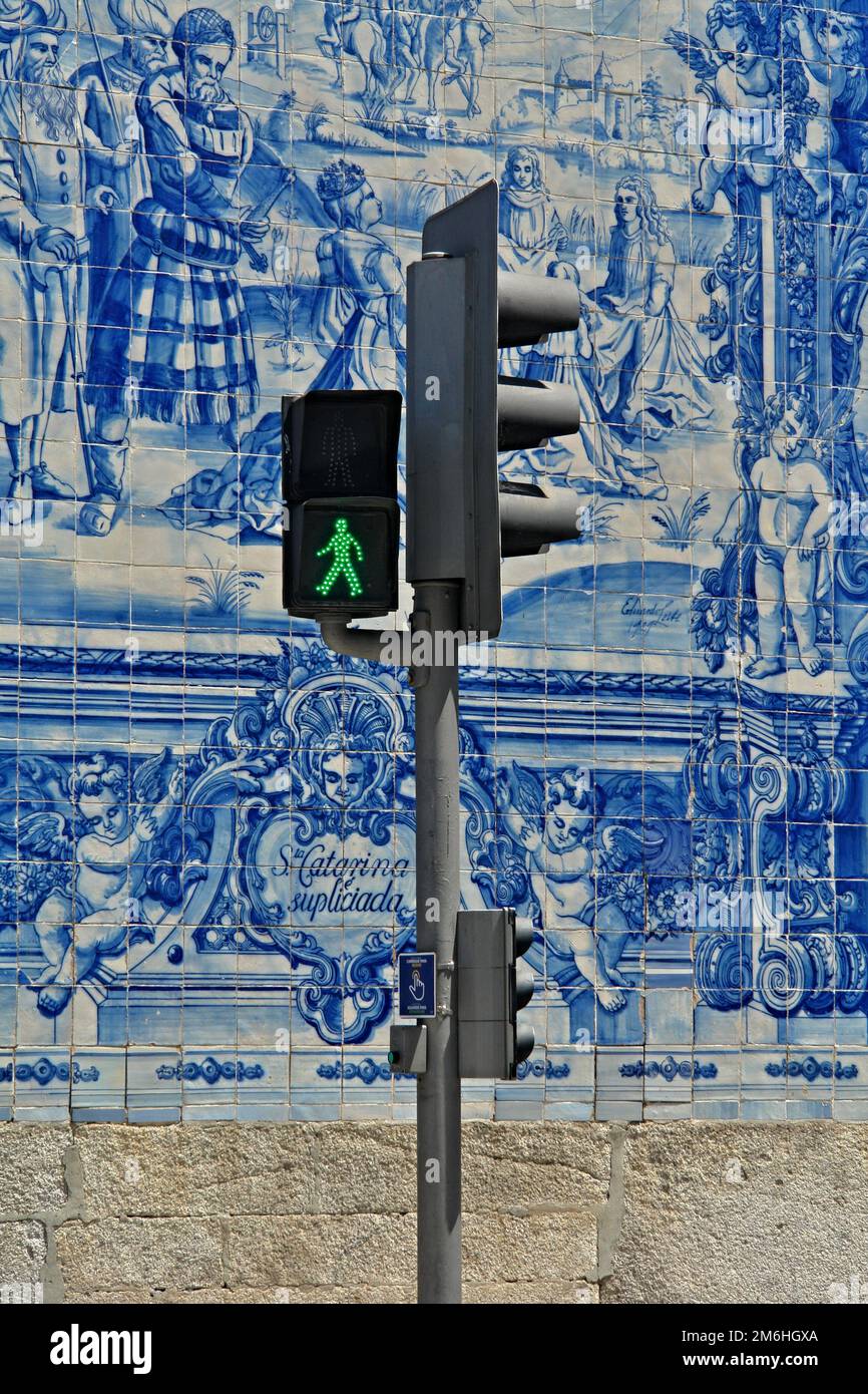 Traffic light in front of a traditional tiled facade in Porto ...