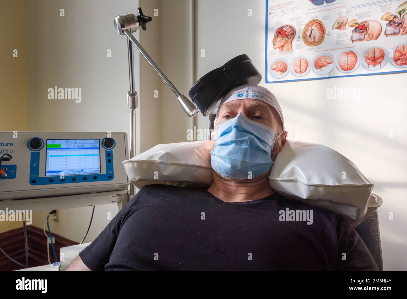 Montreal, CA - 15 november 2022: Patient undergoing Repetitive ...