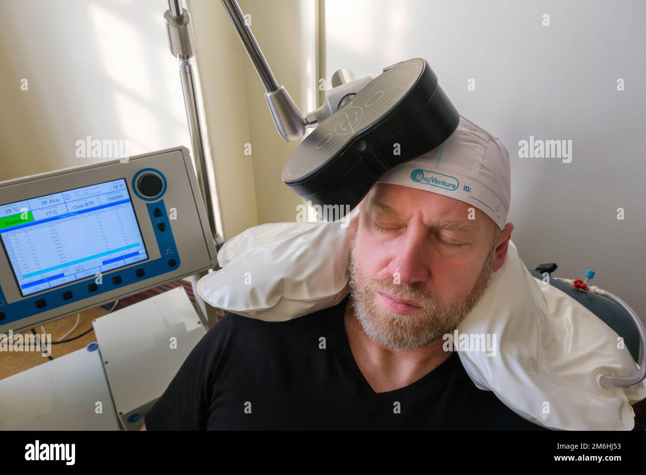 Montreal, CA - 15 november 2022: Patient undergoing Repetitive ...