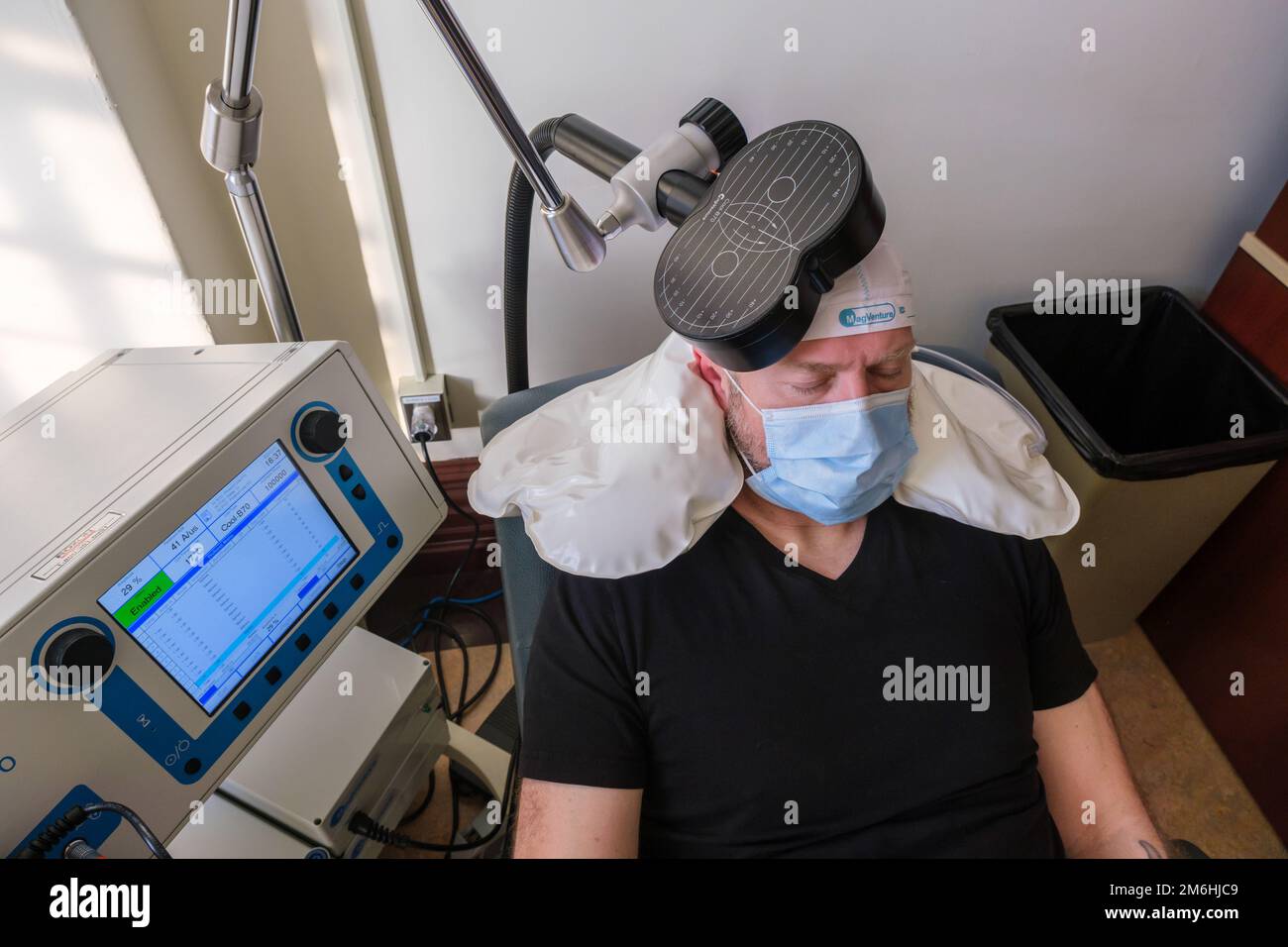 Montreal, CA - 15 november 2022: Patient undergoing Repetitive ...
