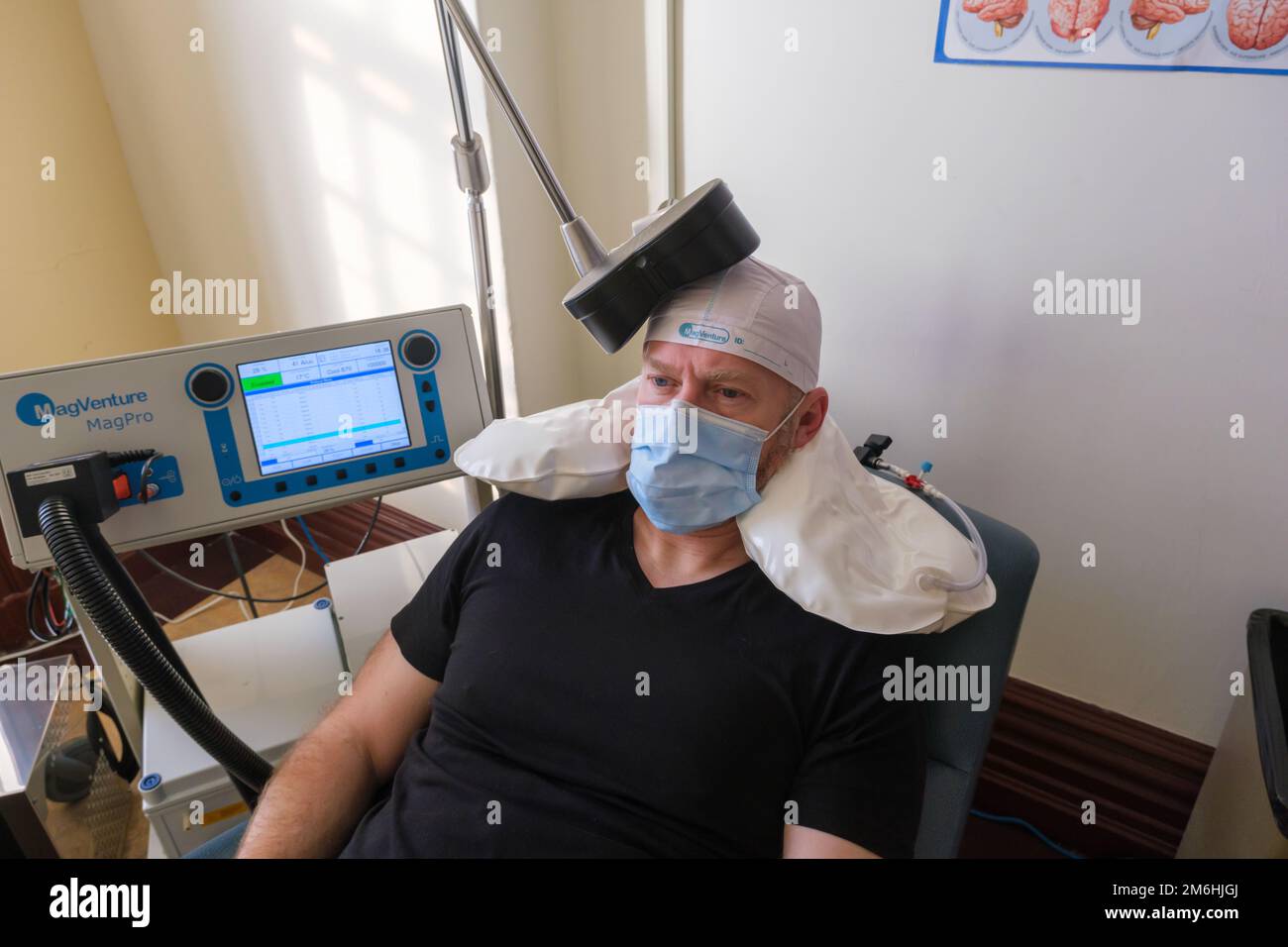 Montreal, CA - 15 november 2022: Patient undergoing Repetitive ...