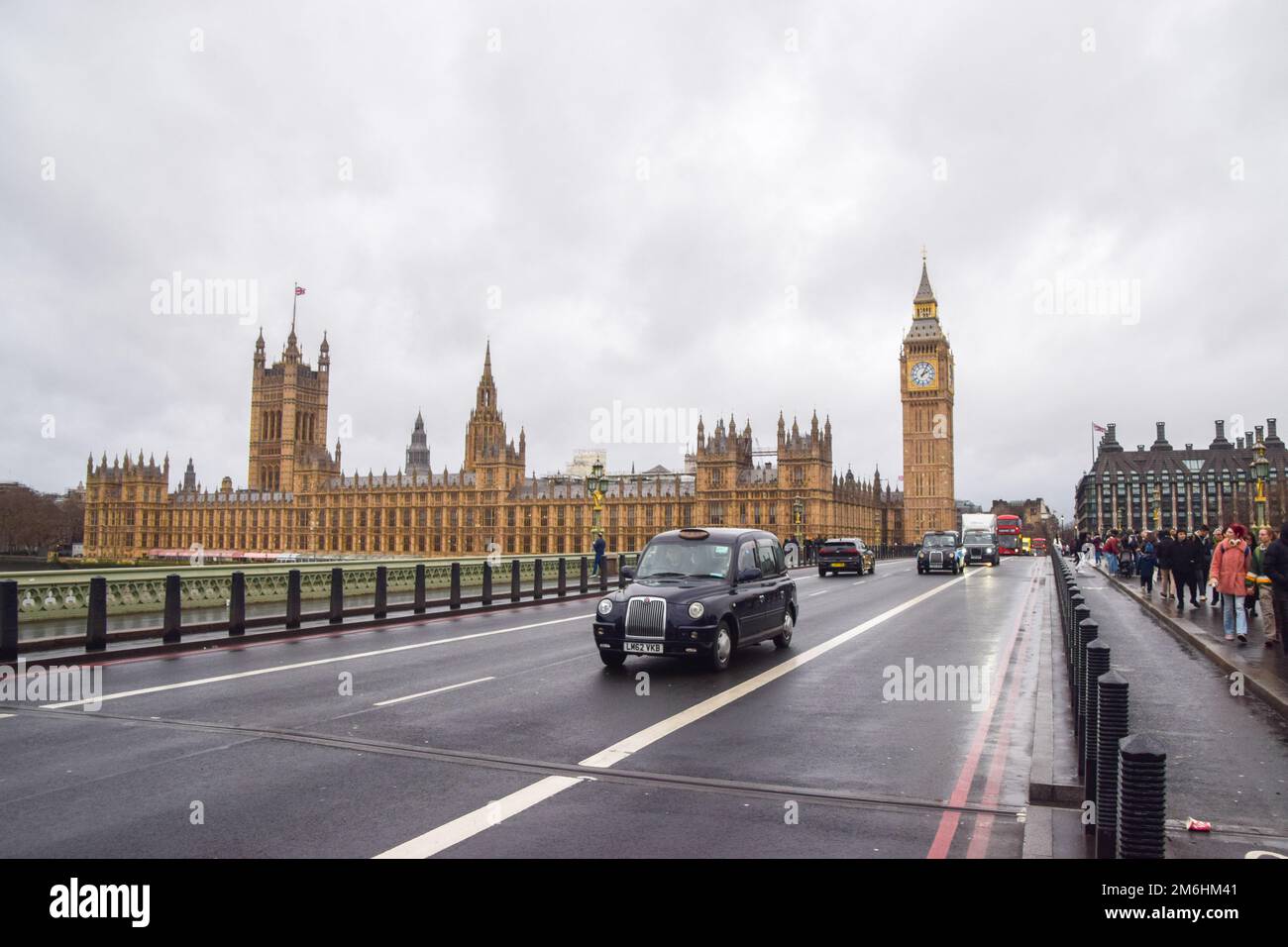 London, UK. 3rd January 2023. A black taxi passes by the Houses of ...