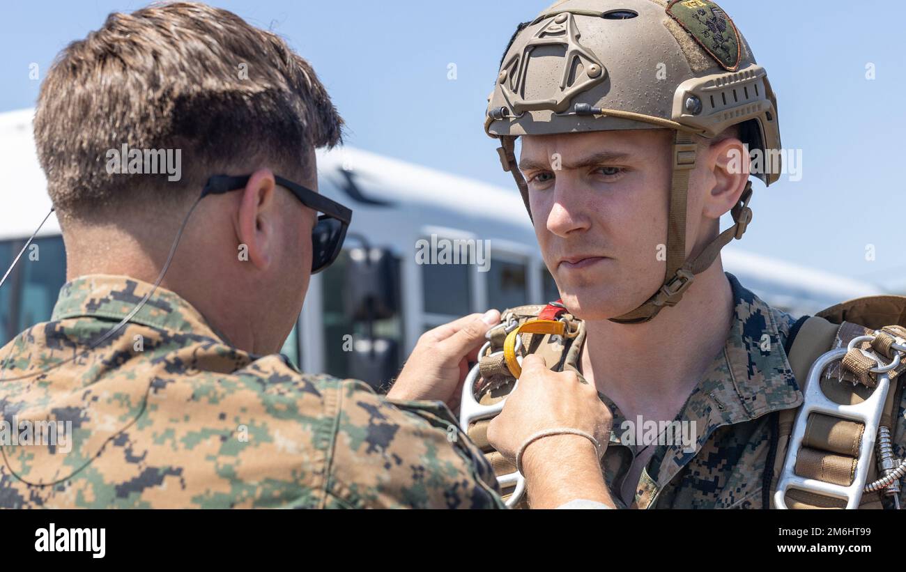 U.S. Marines with 2d Reconnaissance Battalion, 2d Marine Division ...