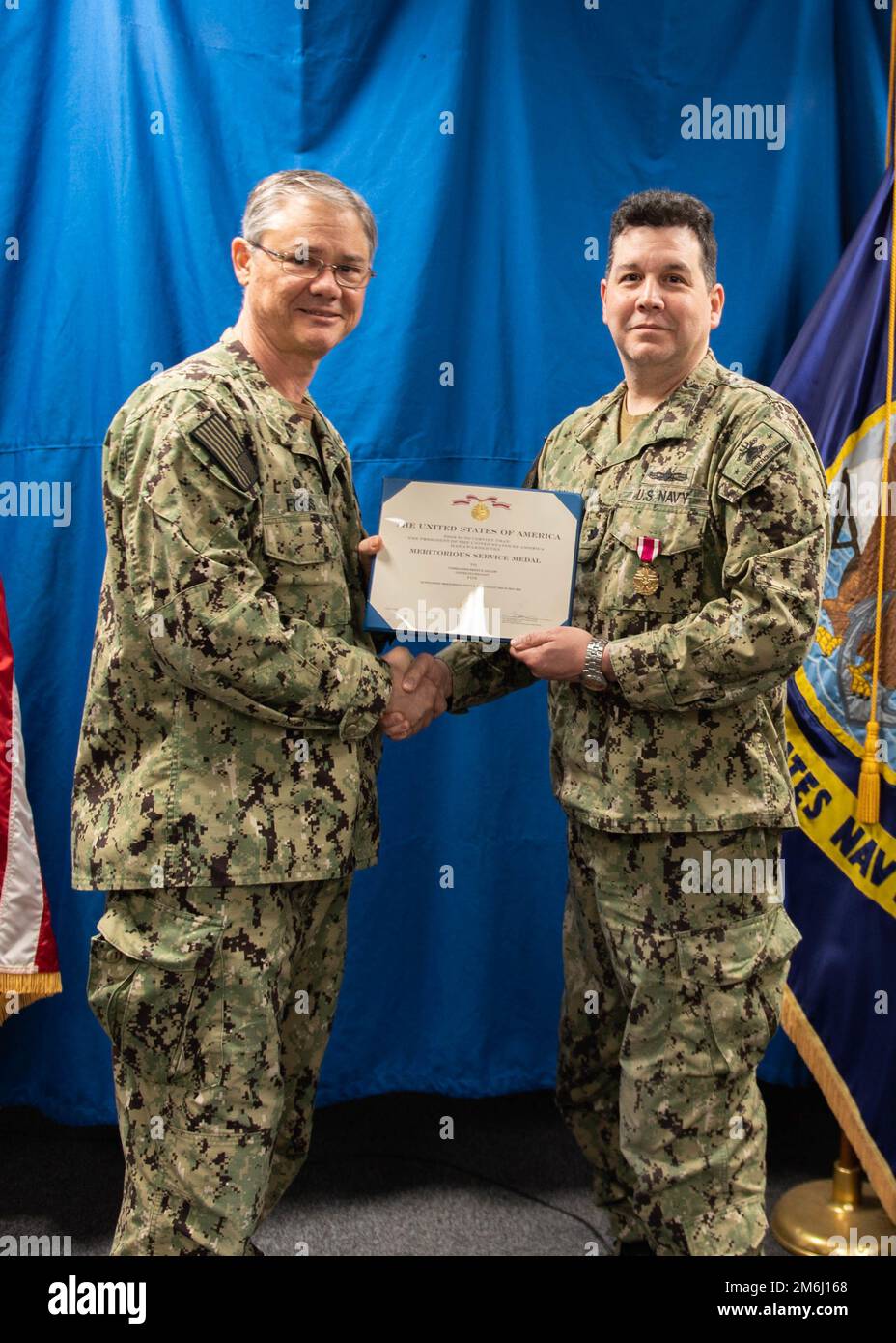 SILVERDALE, Wash. (Apr. 28, 2022) –U.S. Navy Capt. Robert Figgs (left ...