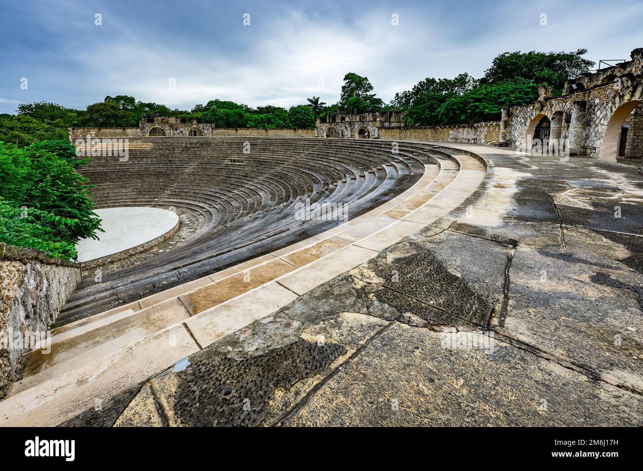 Ancient round stone building hi-res stock photography and images - Alamy