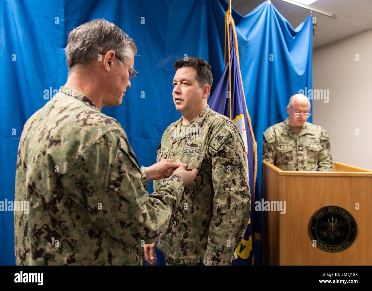 SILVERDALE, Wash. (Apr. 28, 2022) –U.S. Navy Capt. Robert Figgs (left ...