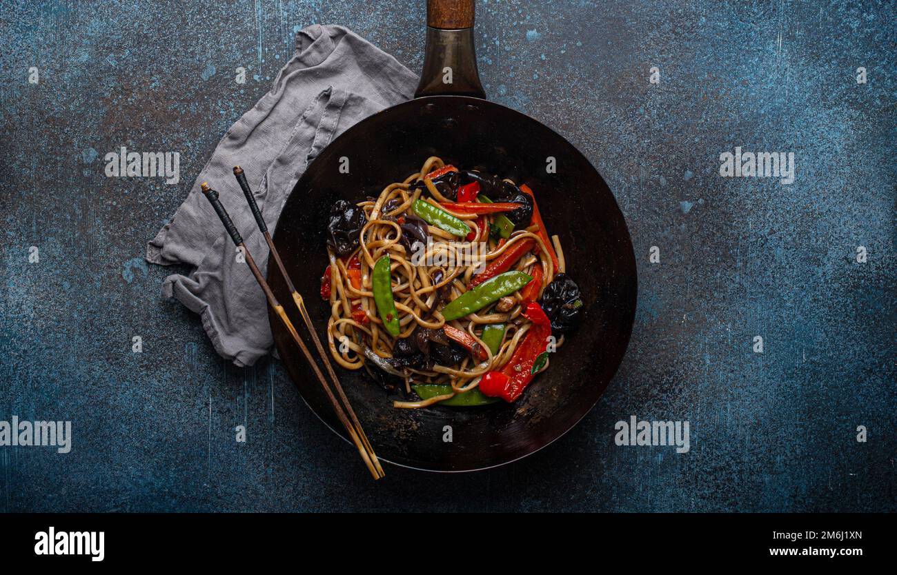 Black wok pan vegetables hi-res stock photography and images - Alamy