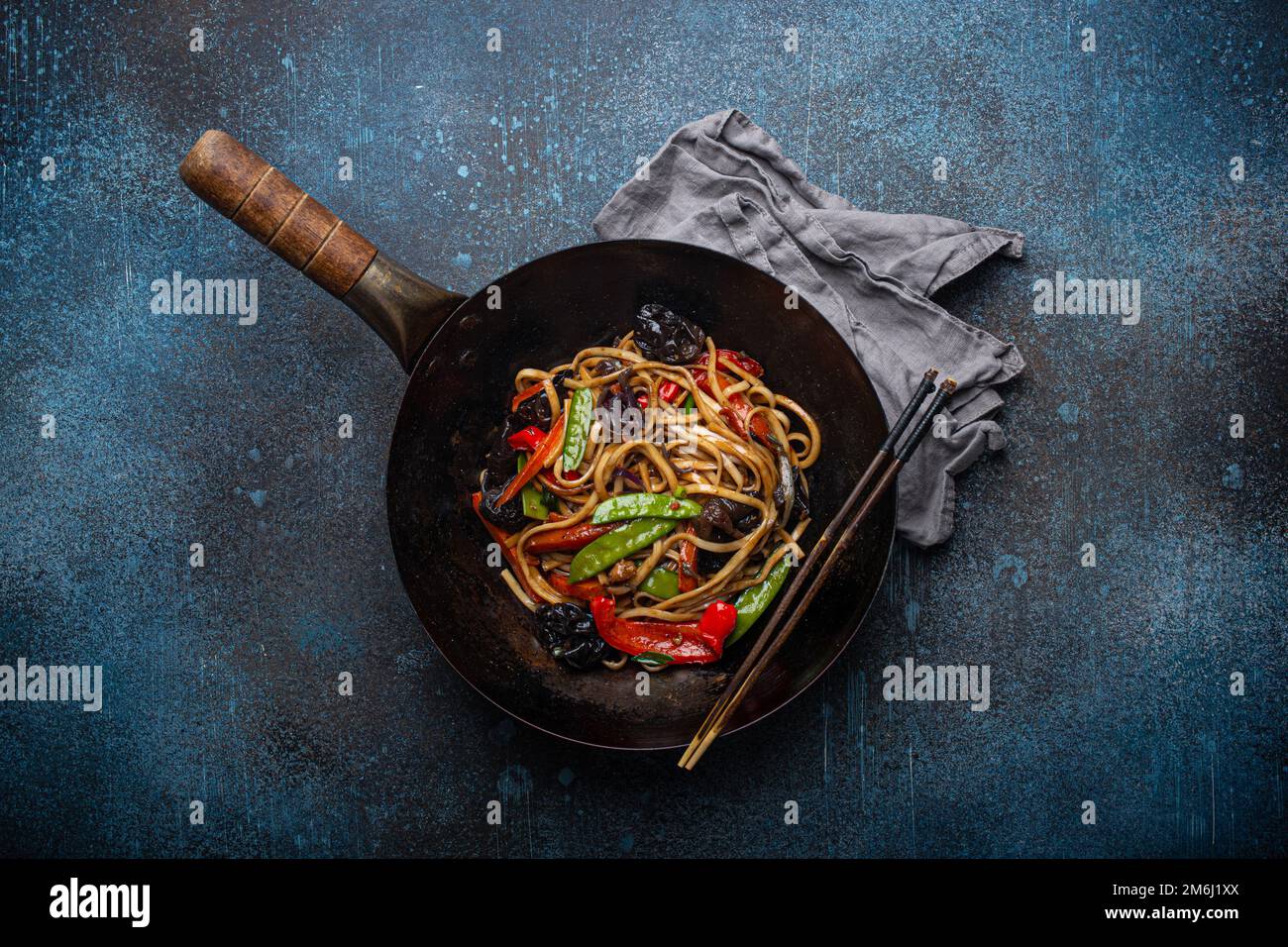 Black wok pan vegetables hi-res stock photography and images - Alamy