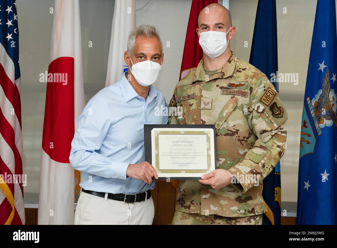 Rahm Emanuel, the U.S. ambassador to Japan, awards U.S. Air Force Staff ...