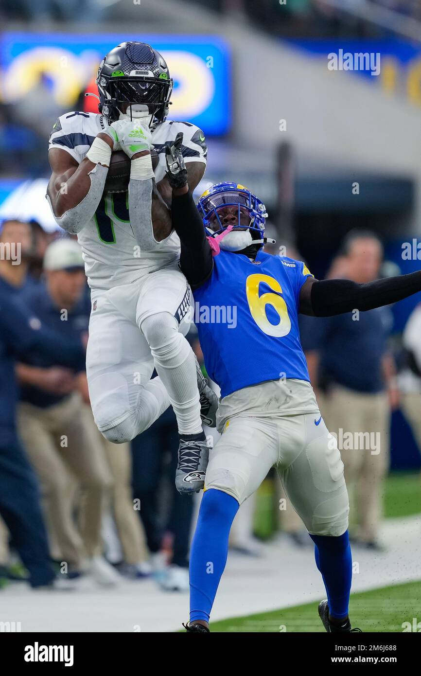 Seattle Seahawks wide receiver DK Metcalf (14) catches a pass over Los ...