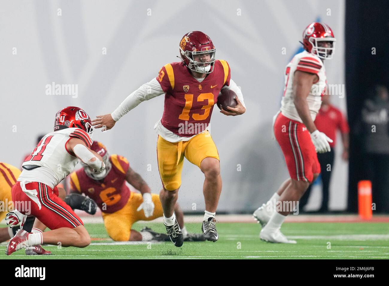 Southern California Trojans quarterback Caleb Williams (13) avoids ...