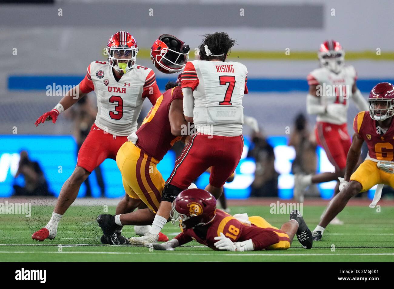 Southern California Trojans linebacker Ralen Goforth (10) tackles Utah ...