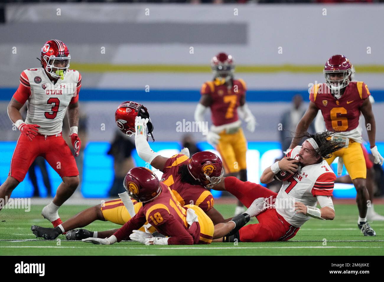 Southern California Trojans linebacker Ralen Goforth (10) tackles Utah ...