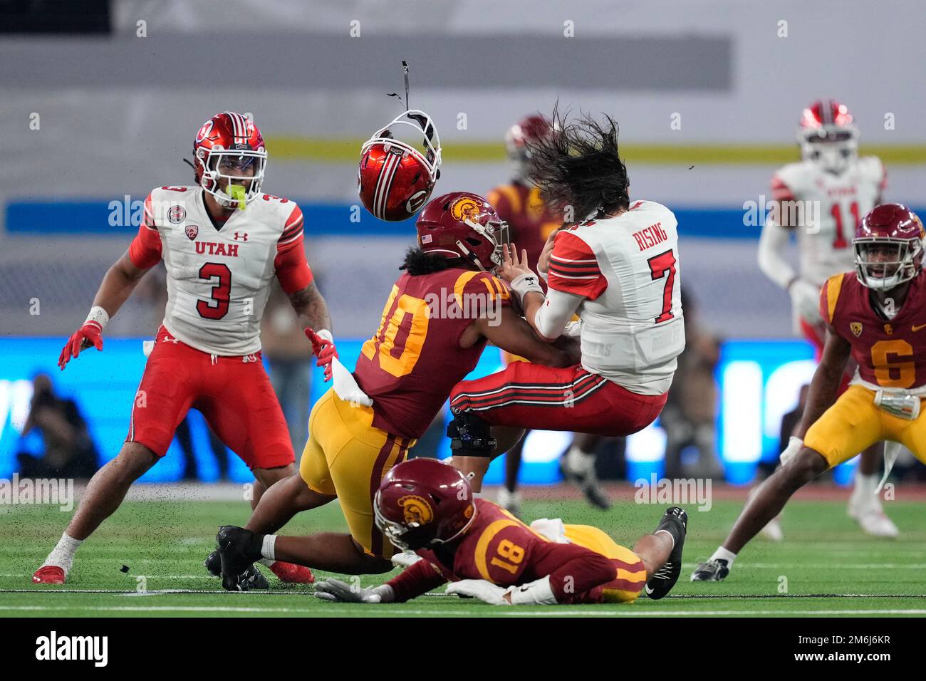 Southern California Trojans linebacker Ralen Goforth (10) tackles Utah ...