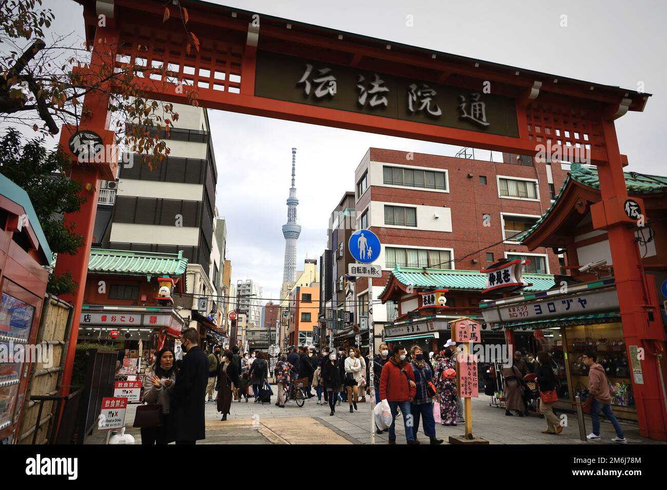 Tokyo streets "Asakusa Sensoji Temple Area Stock Photo - Alamy