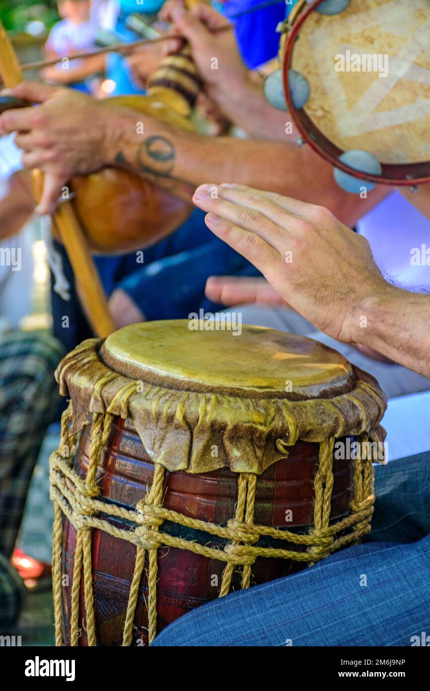 Dum dum drum hi-res stock photography and images - Alamy