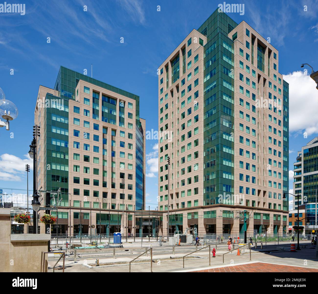 50 fountain plaza hi-res stock photography and images - Alamy