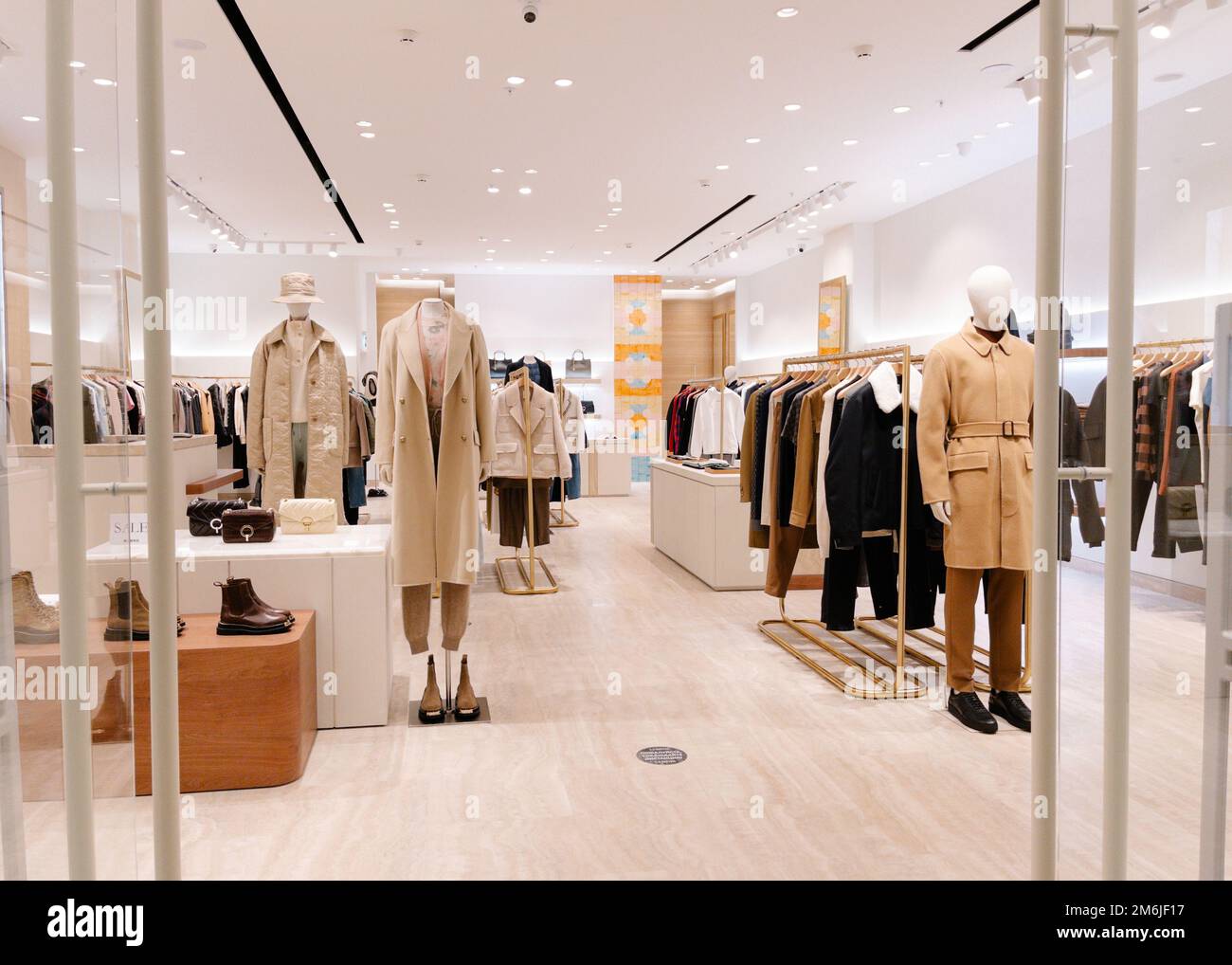 Female dummies hi-res stock photography and images - Alamy