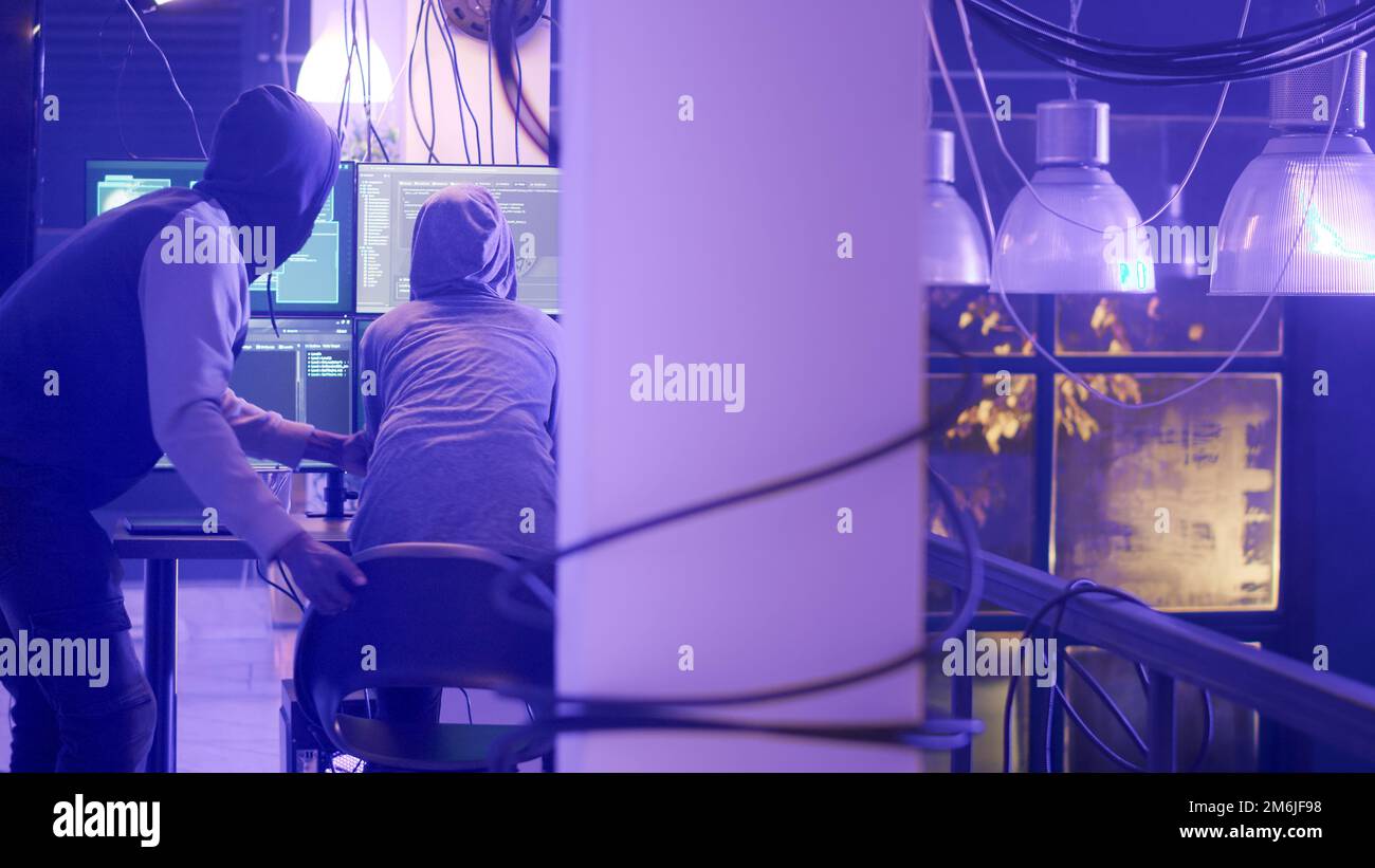 Team of thieves running from police lights risking to get caught, law ...