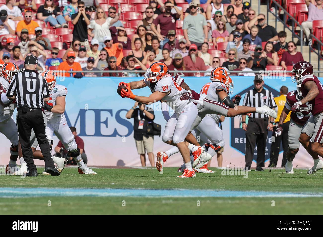 Illinois fighting illini tight end hi-res stock photography and images ...