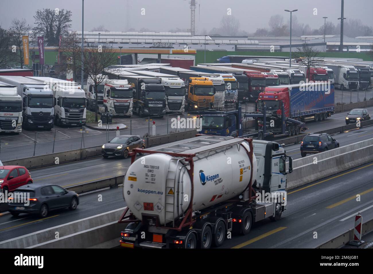 Heavy traffic on the A2 at the Bottrop-Süd service area, overcrowded ...