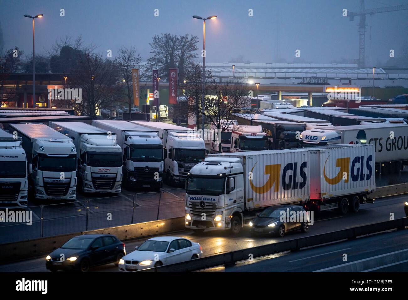 Heavy traffic on the A2 at the Bottrop-Süd service area, overcrowded ...