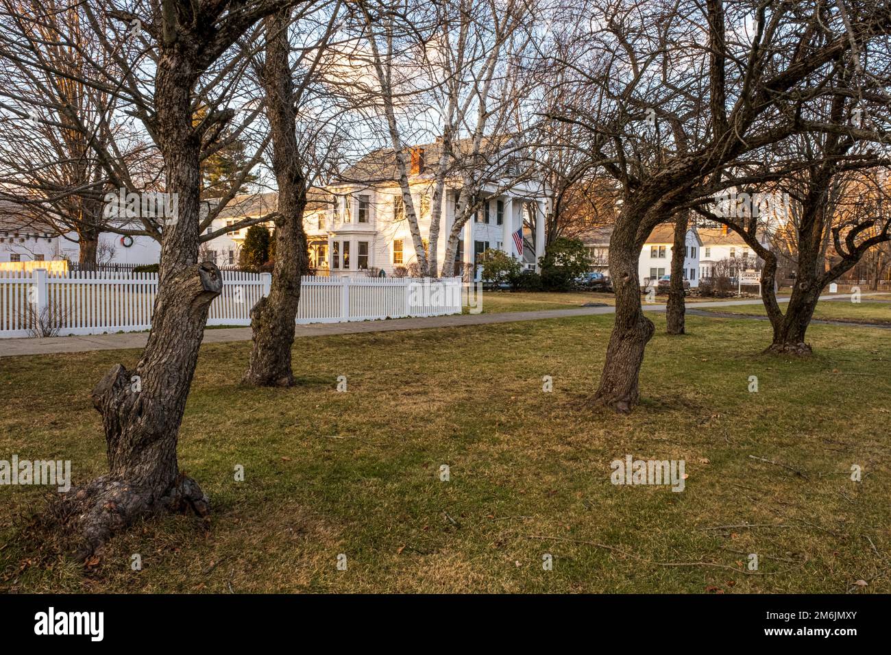 Town house fence hi-res stock photography and images - Alamy