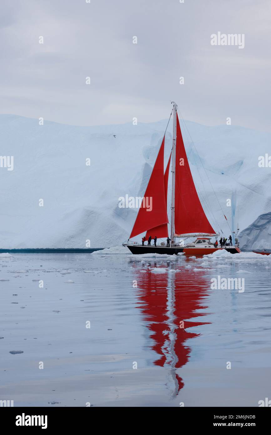 Red ship and icebergs hi-res stock photography and images - Alamy