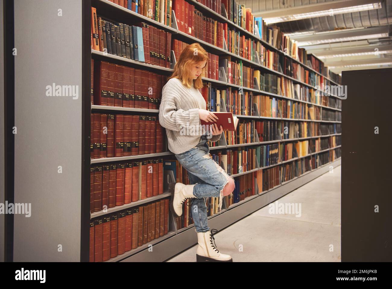 Girl books tween read hi-res stock photography and images - Alamy