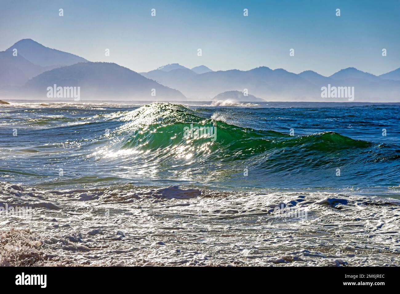 Waves crashing hi-res stock photography and images - Alamy