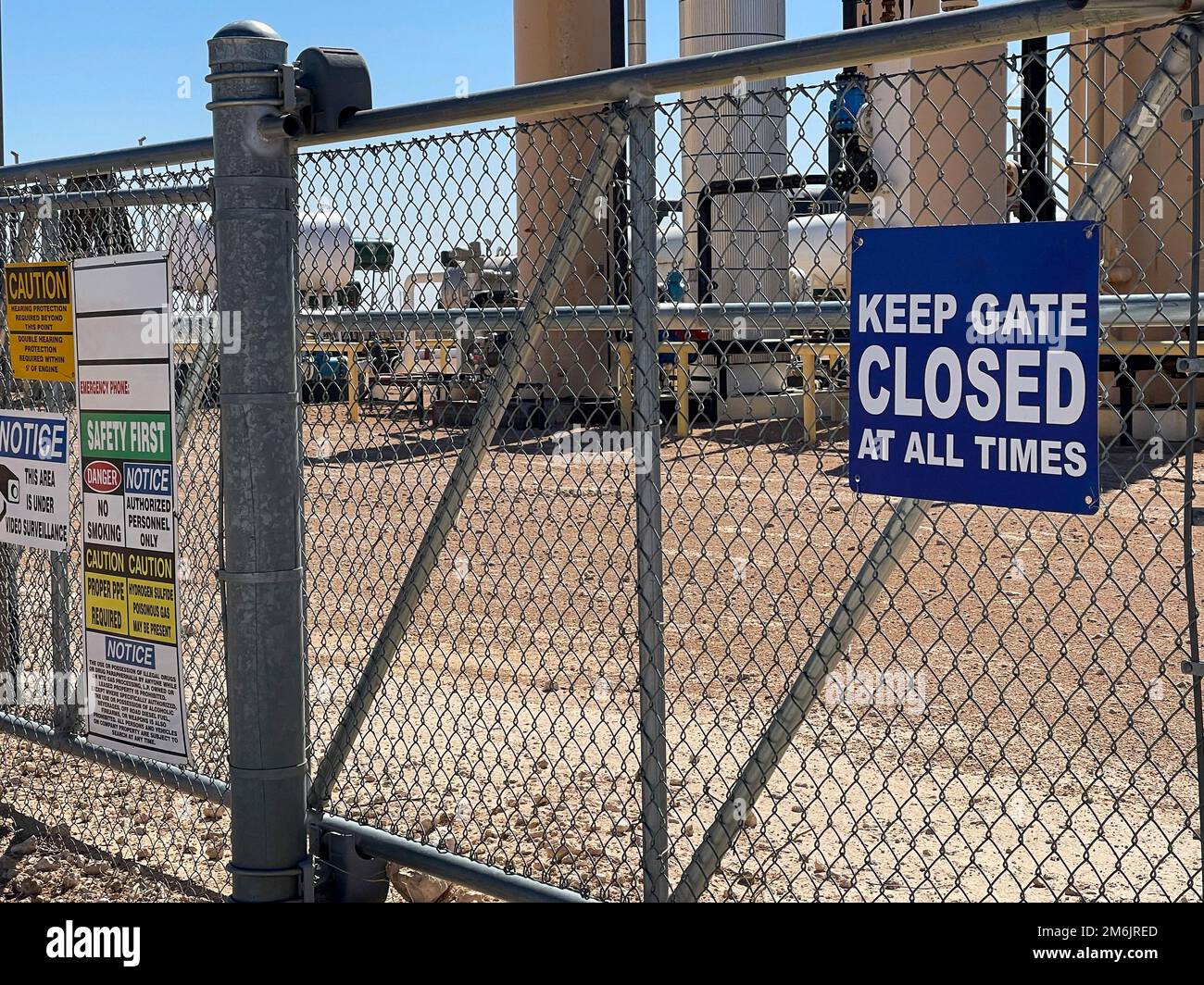 Oilfield signage hi-res stock photography and images - Alamy