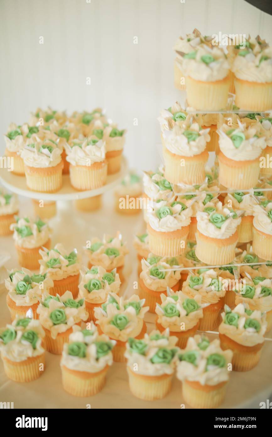 wedding cake celebration flower decoration Stock Photo - Alamy