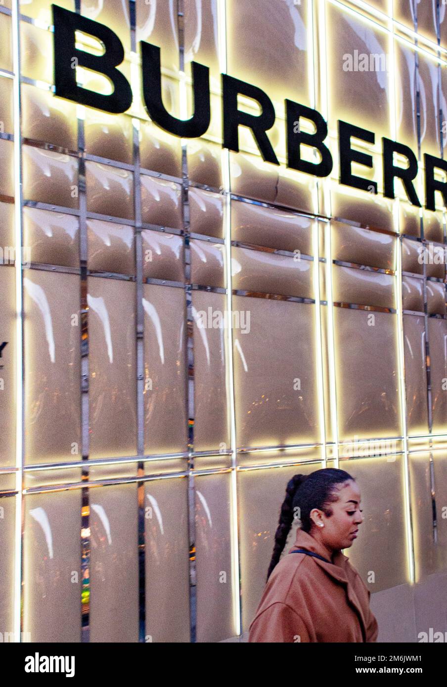 Burberry storefront/shop window/visual merchandising of Bond St store ...