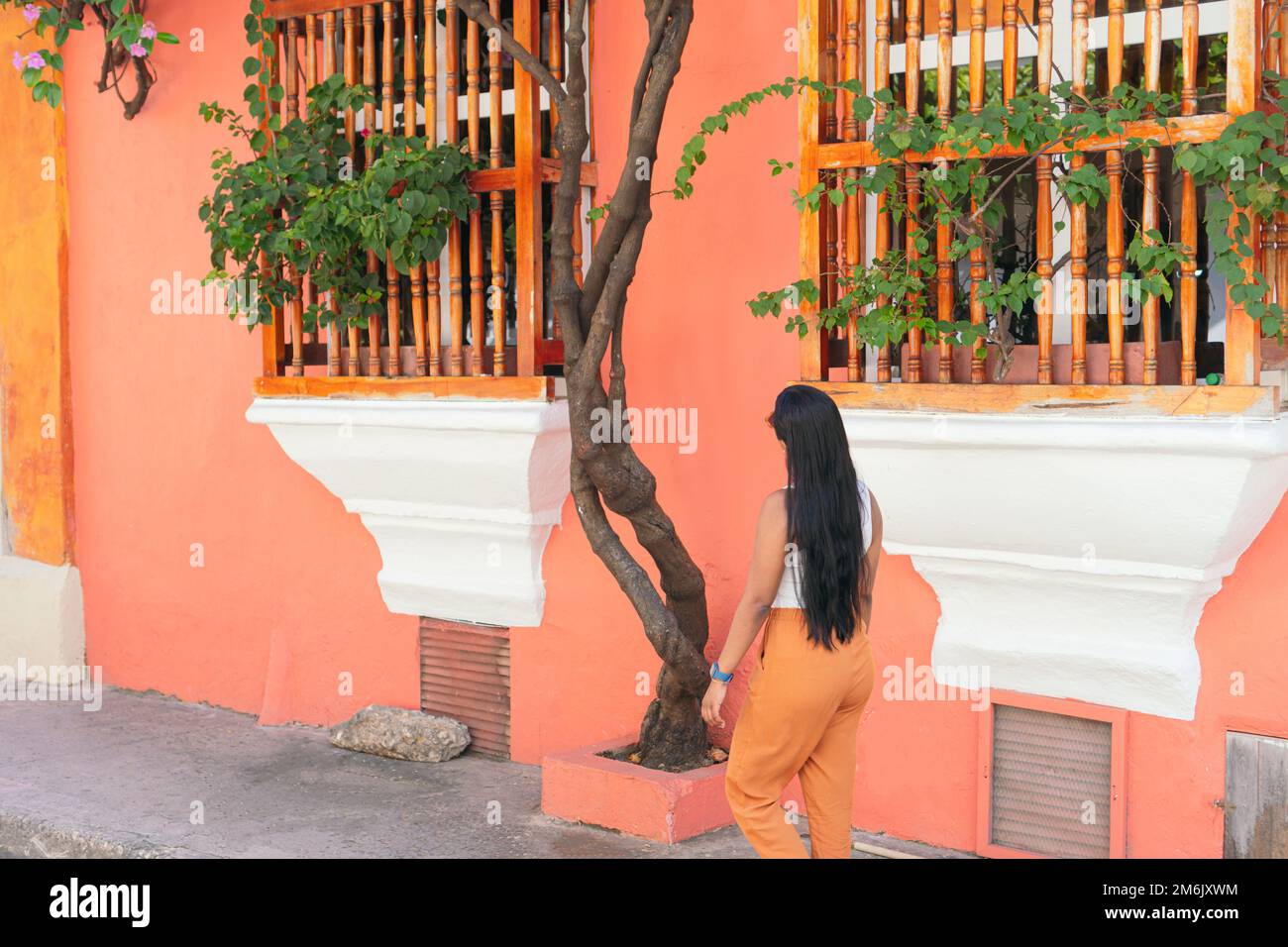 Woman walking for the Streets In Cartagena, Colombia Stock Photo - Alamy