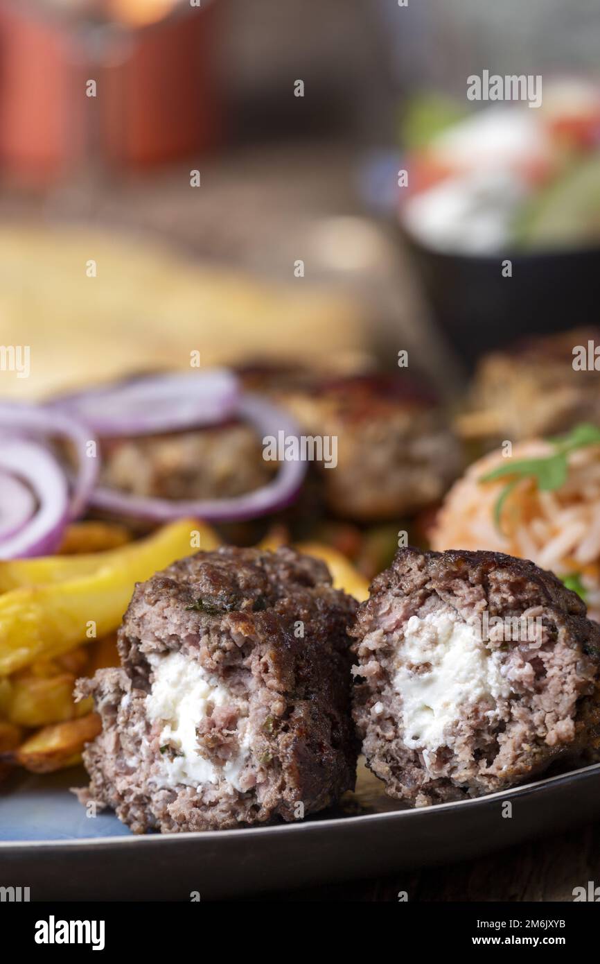 Griechisches bifteki fleisch mit pommes frites hi-res stock photography ...