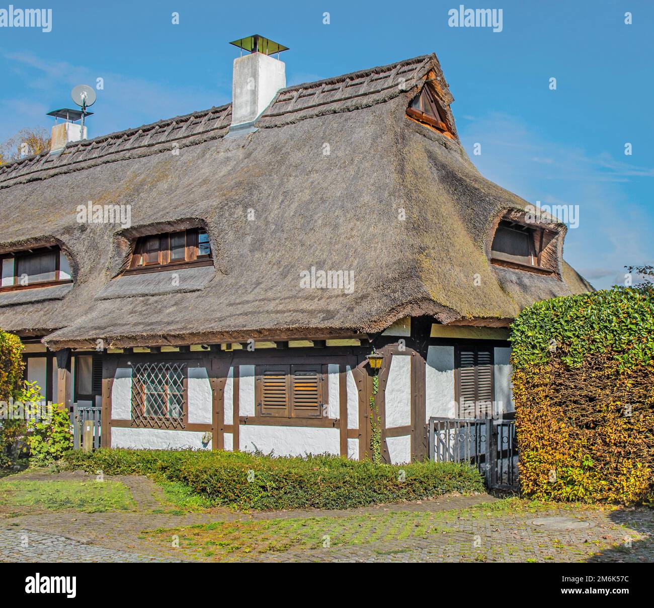 House thatched roof building hi-res stock photography and images - Alamy
