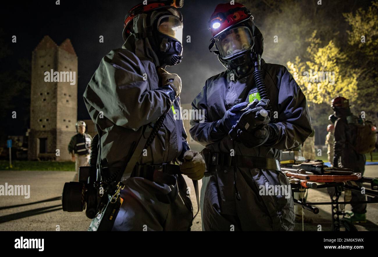 U.S. Army Reserve Soldiers from the 409th Engineer Vertical ...