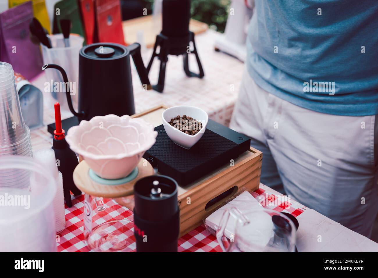 Man weighting scales not woman hi-res stock photography and images - Alamy