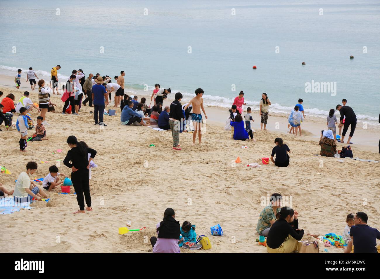 Many tourists spend the New Year's Day holiday in Dadonghai Scenic Area ...