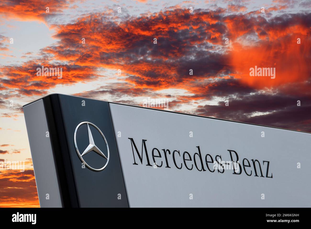 Company sign and logo of the car company Mercedes-Benz Stock Photo - Alamy
