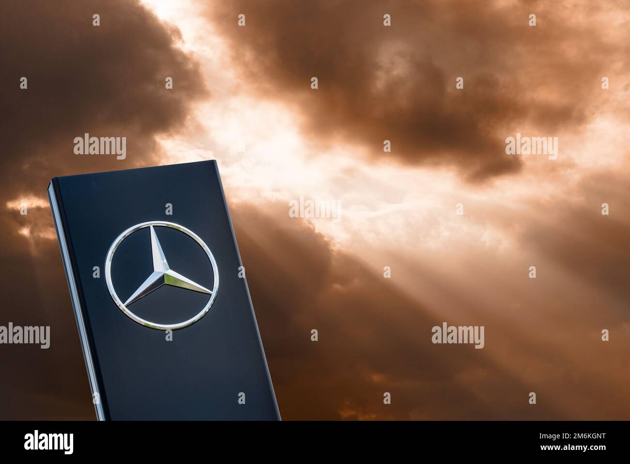Company sign and logo of the car company Mercedes-Benz Stock Photo - Alamy