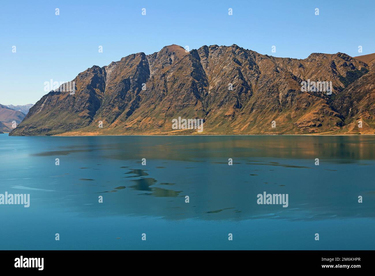 Hawea Lake and mountains - New Zealand Stock Photo - Alamy