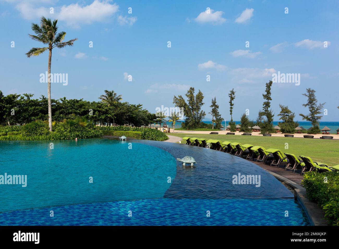 Hainan sanya hotel swimming pool Stock Photo - Alamy