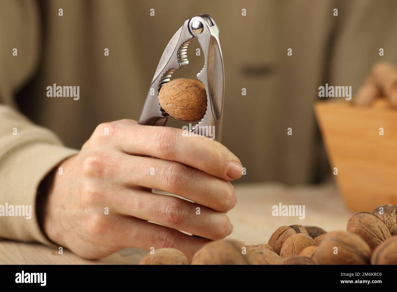 Hand shelling hi-res stock photography and images - Alamy